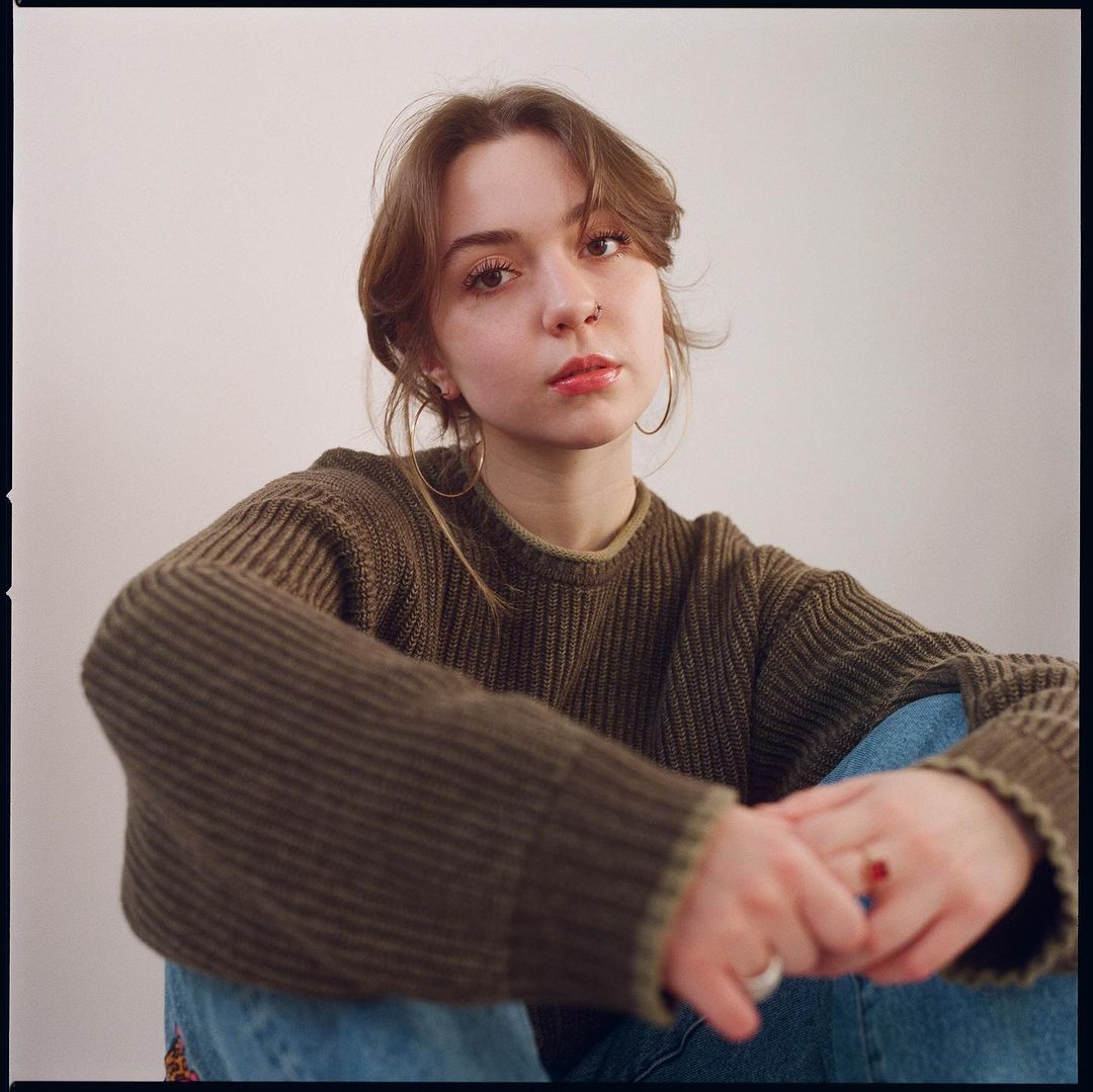 Laura Elliott shares “Better Off Alone” video; watch – Aipate