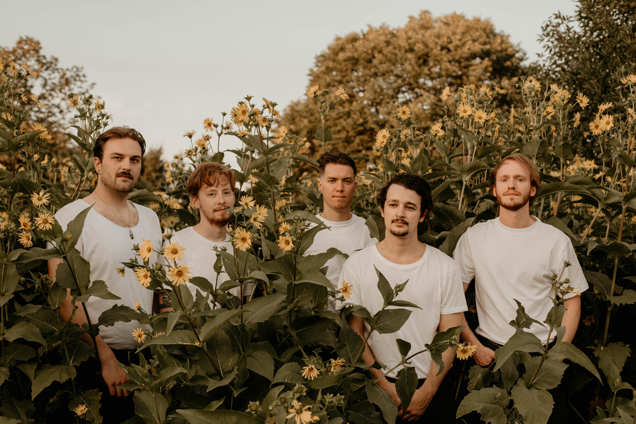 Listen to “The Miser” by alt-rock band Excuse Me. – Aipate